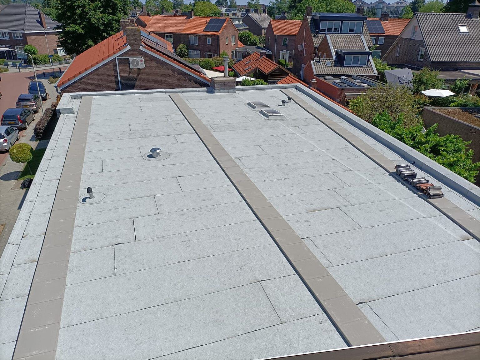 Witte bitumen dakbedekking - Schellen Dakbedekkingen